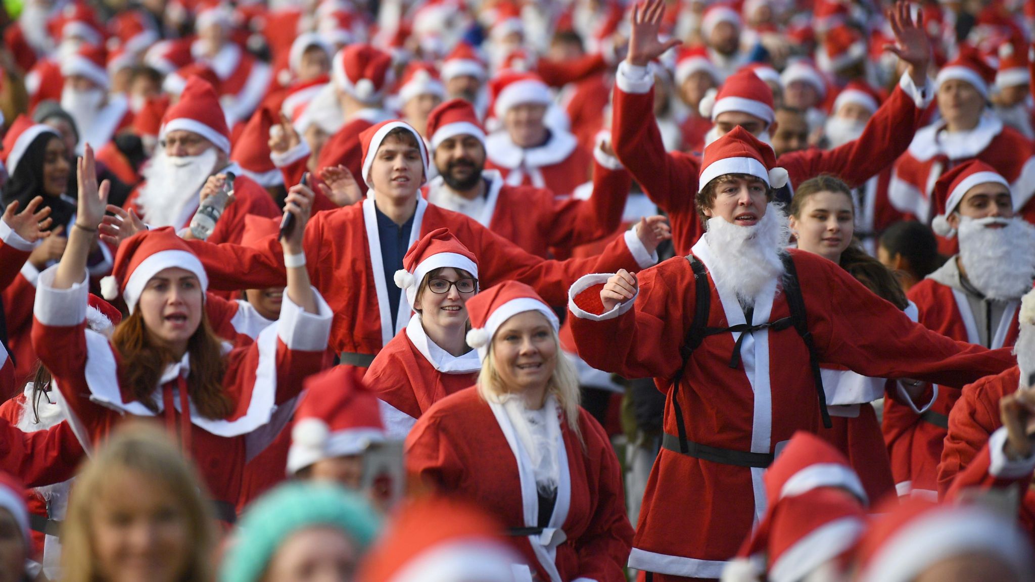 Thousands take part in biggest ever Santa Run in London - Revolution Jaune
